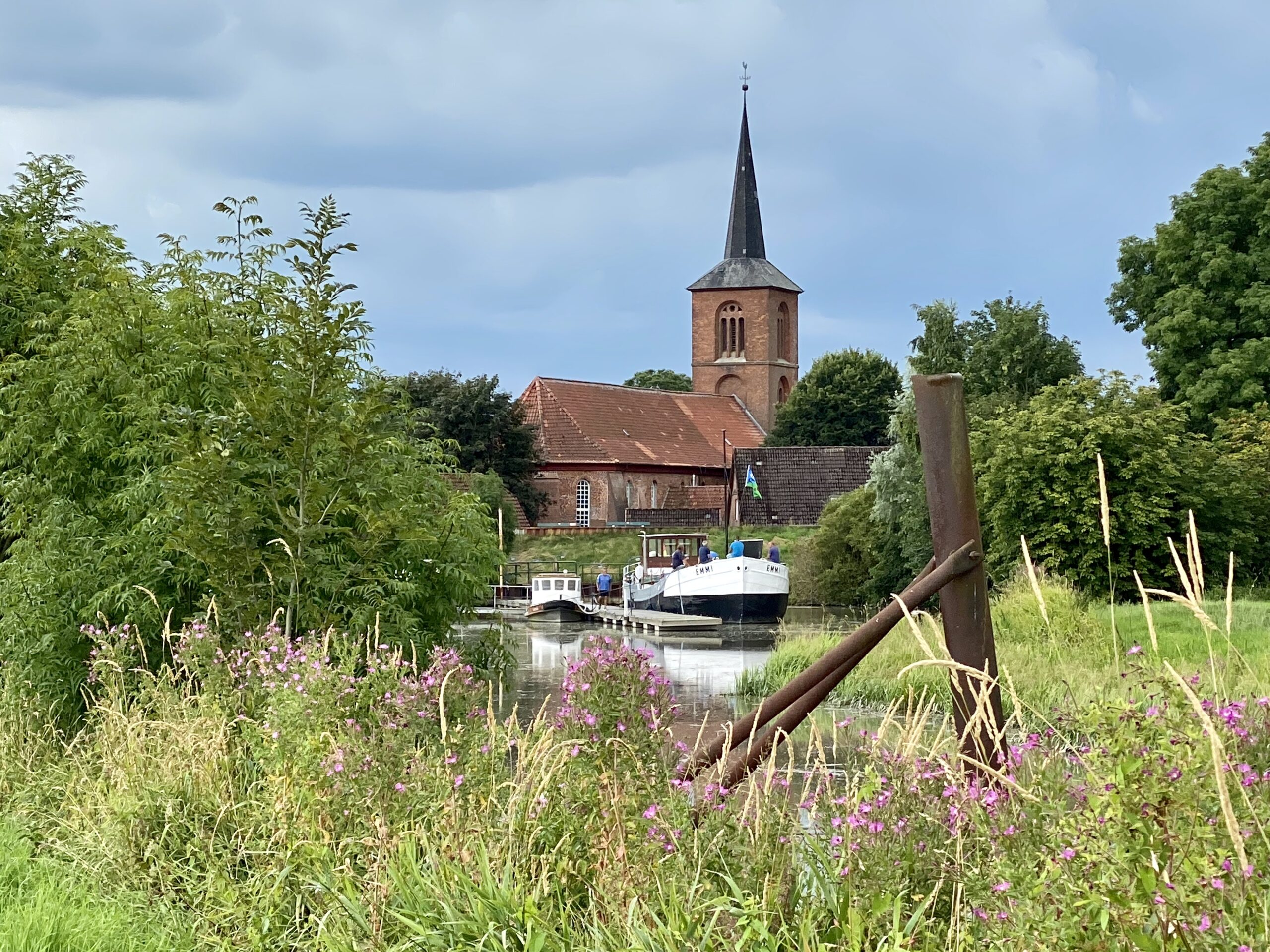 Das Alte Land - Apfelbaumplantagen, Reetgedecke Häuser, kleine ...